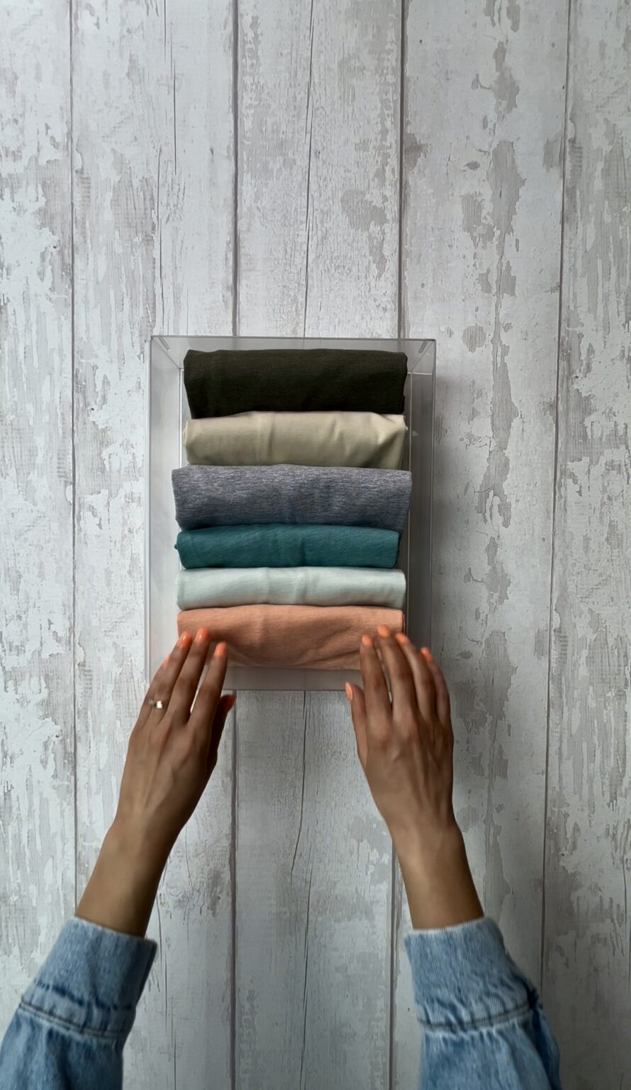 How to fold a t-shirt for a drawer - Sophie Liard