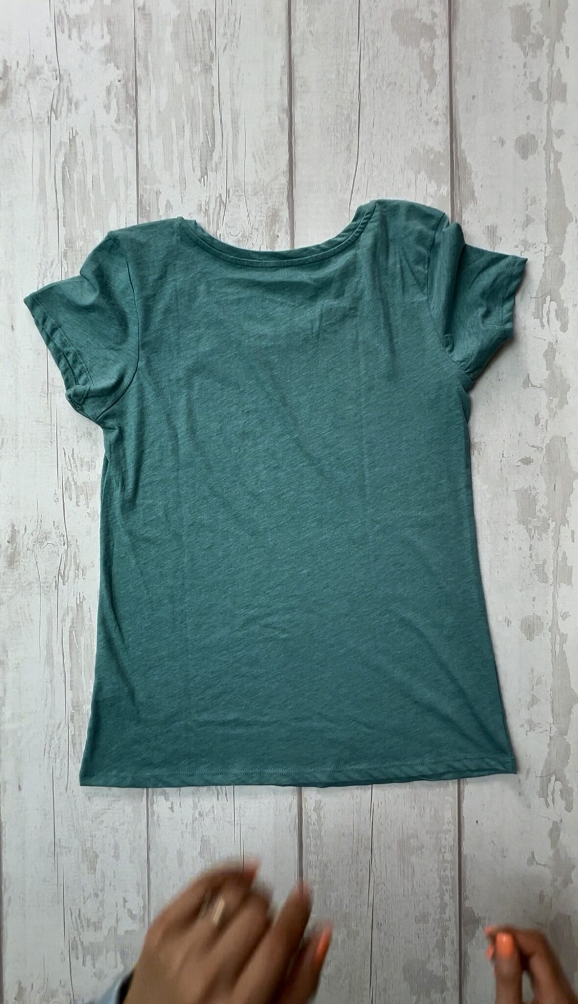 How to fold a t-shirt for a drawer - Sophie Liard