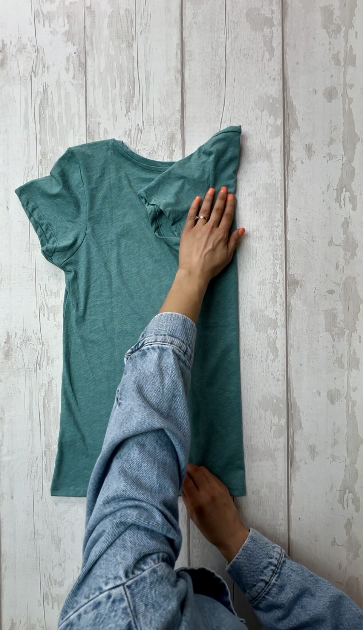 How to fold a t-shirt for a drawer - Sophie Liard