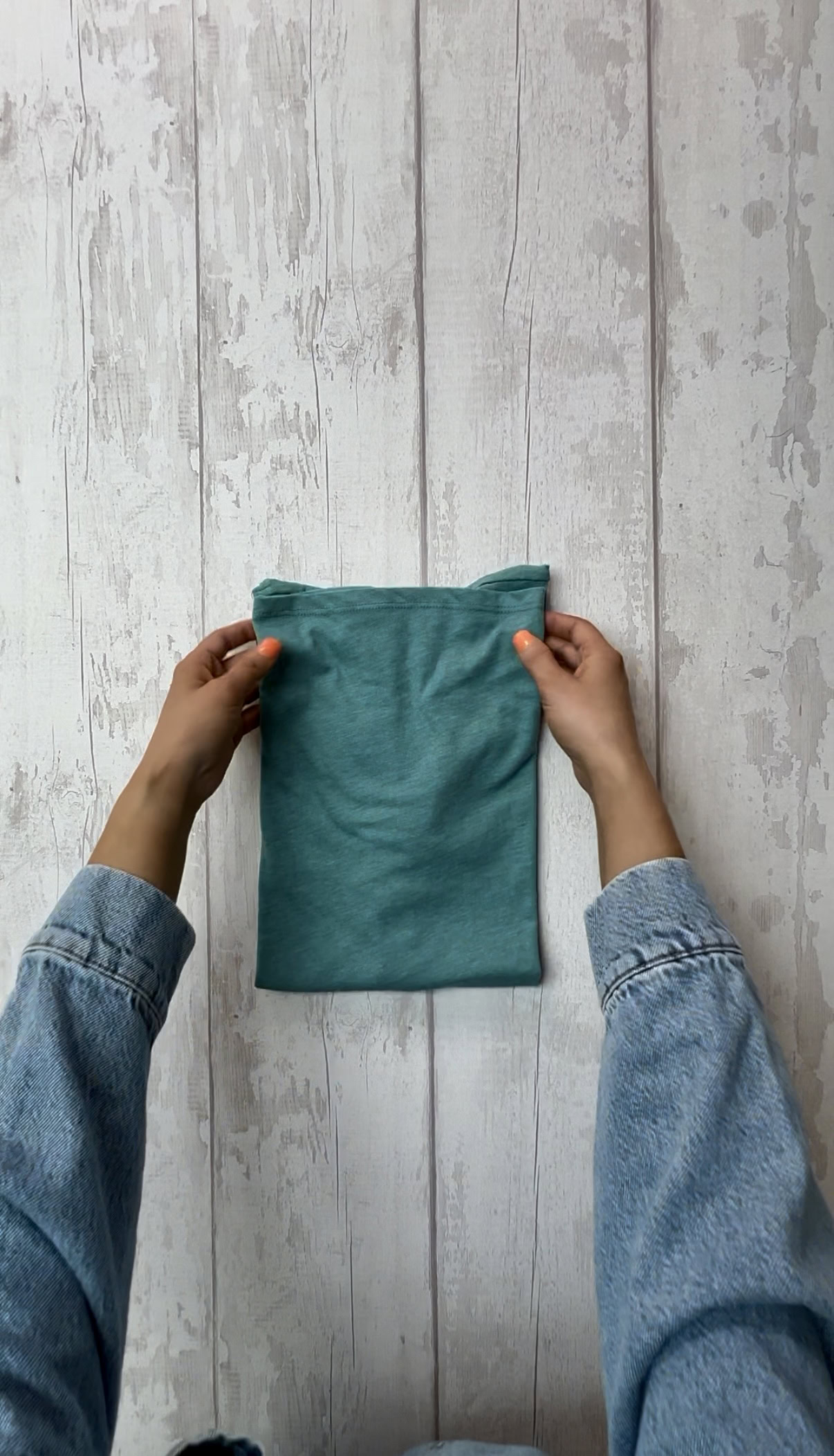 How to fold a t-shirt for a drawer - Sophie Liard