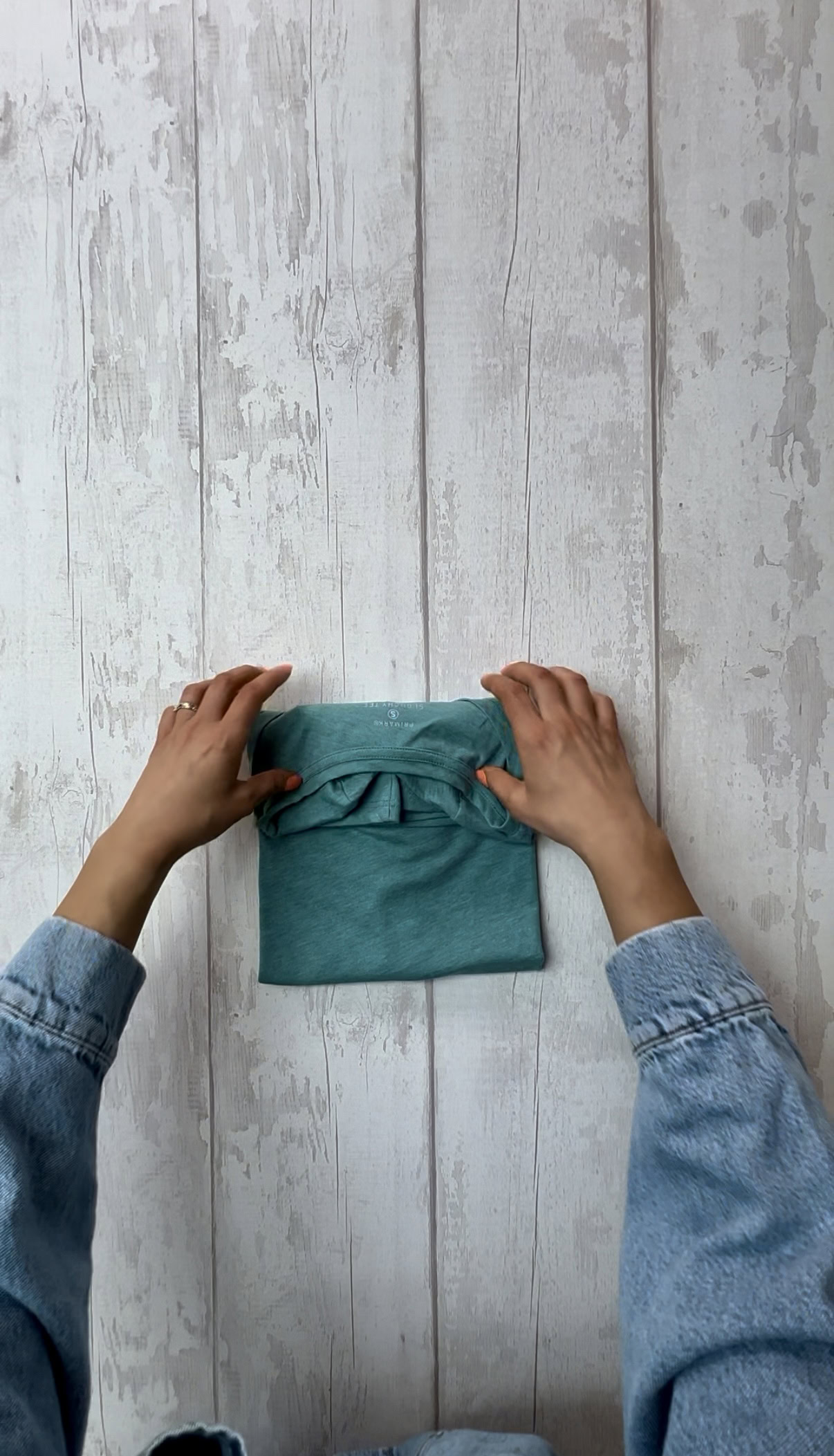 How to fold a t-shirt for a drawer - Sophie Liard