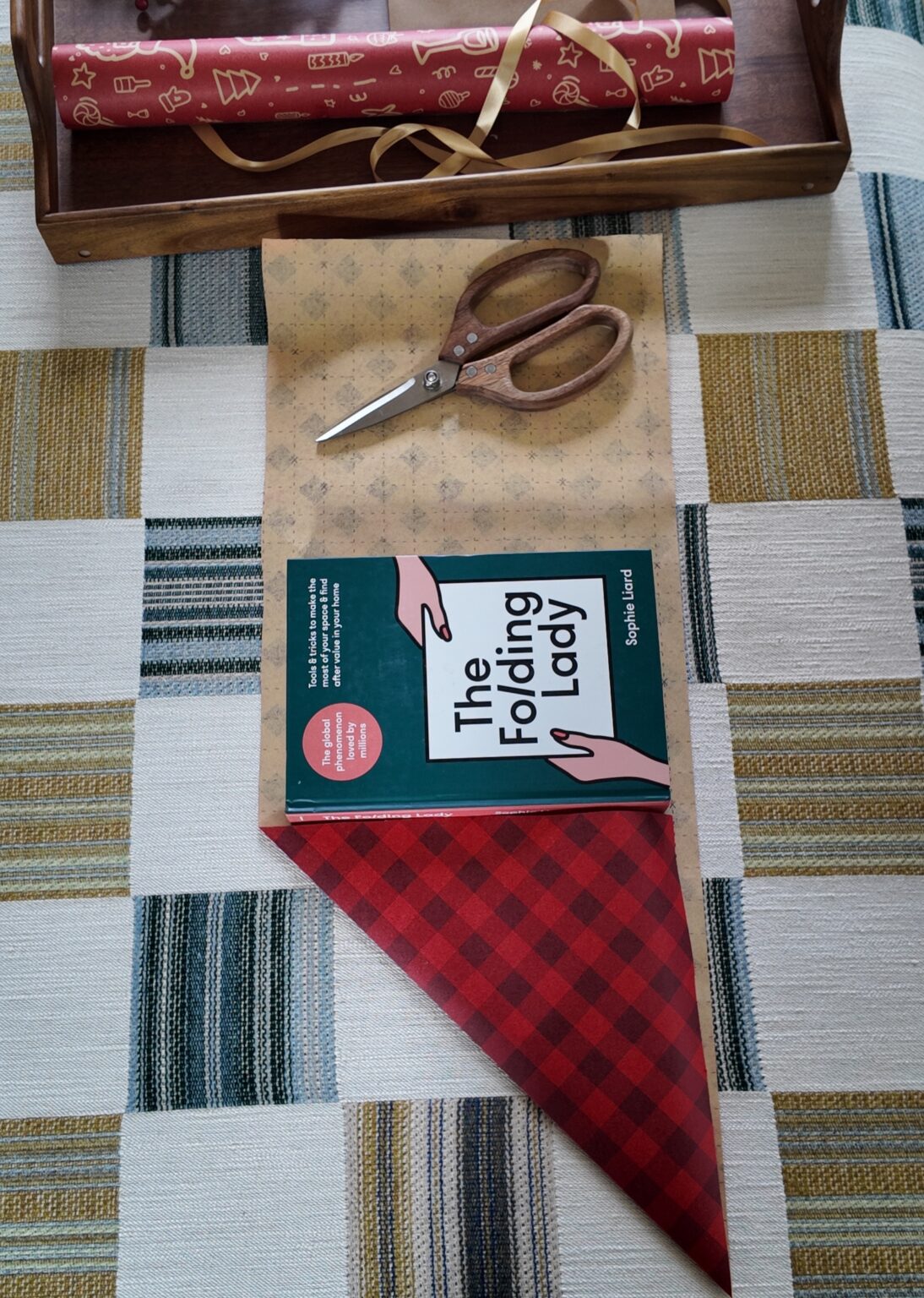 How to Wrap A Book - Sophie Liard